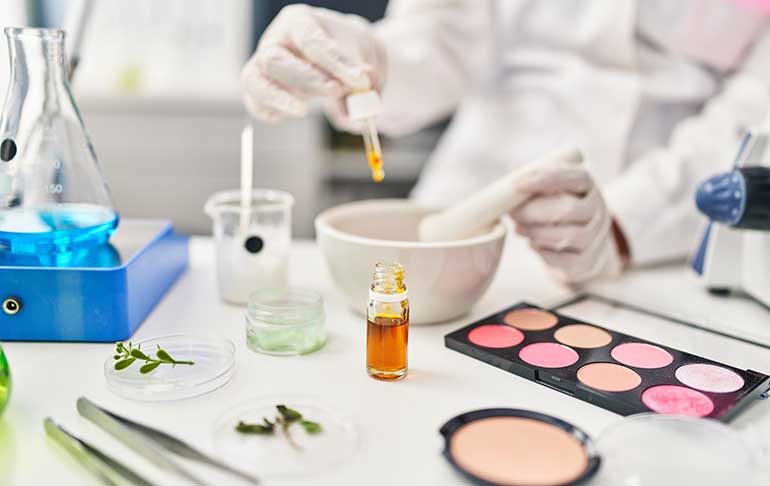 OCU advierte de dos razones para evitar el uso inapropiado de cosméticos en menores - Nutrasalud